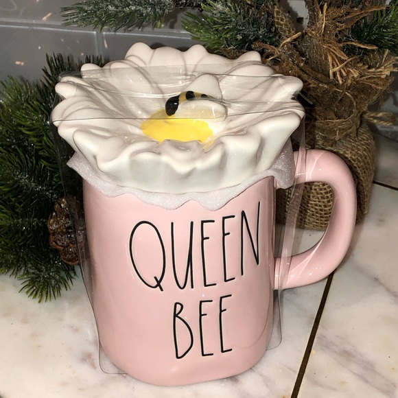 Rae Dunn | Dining | Nwt Rae Dunn Ceramic Queen Bee Mug With A Flower ...